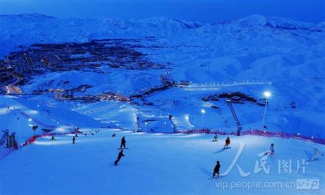 新疆阿勒泰：夜场滑雪 乐享冰雪运动 人民图片网