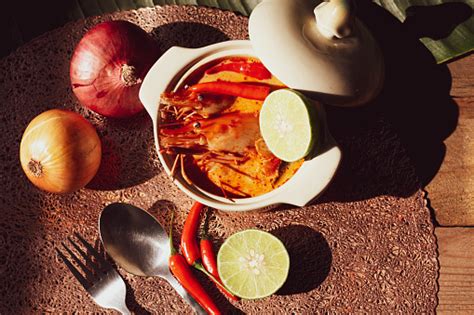 새우와 강 새우와 함께 한 톰 얌과 나무 테이블에 놓인 컵에 향신료와 칠리를 곁들인 톰 얌 0명에 대한 스톡 사진 및 기타 이미지 0명 갈랑갈 강 Istock