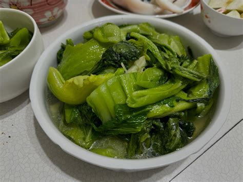 菜頭湯、長年菜、白菜滷，還有我們家祖先的最愛 豬腳 （有一年過年忘了準備豬腳，結果搏抹杯），川燙 本港花枝，晚上再淋上 五味醬