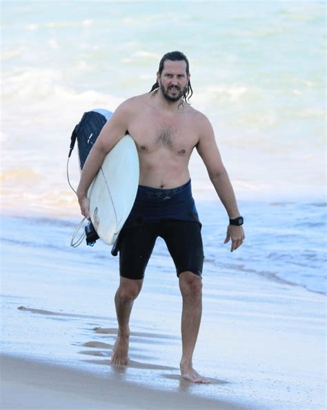 Sem Camisa Vladimir Britcha Exibe Corpo Sarado Ao Surfar Em Praia Do Rio