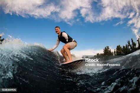 하늘의 배경에 대한 파도 아래로 보드에 무장 남자 웨이크 서핑 서핑 수상 스포츠에 대한 스톡 사진 및 기타 이미지 서핑 수상 스포츠 익스트림 스포츠 장애인 Istock