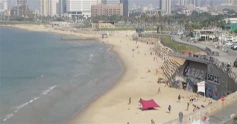 بسبب صواريخ المقاومة شاهد هروب الإسرائيليين من أحد شواطئ تل أبيب