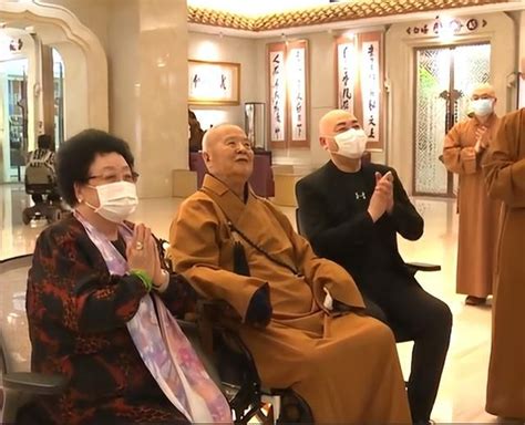 迟重瑞晒视频怀念友人，陈丽华和丈夫温柔唱歌，开心奔跑像孩子 哔哩哔哩