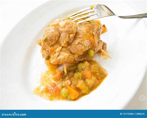 Roulade Da Carne Sopa Vegetal No Prato Branco Foto De Stock Imagem De Salsa Forquilha