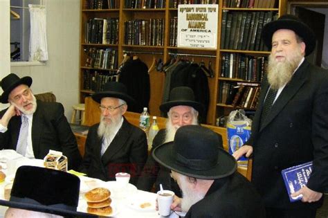 Hecht Urges Torah Essays