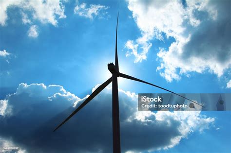 실루엣 풍력 터빈 환경 및 지속 가능한 개발을 위한 재생 에너지 풍력 터빈 발전기 및 푸른 하늘 태국 카오 코 펫차분 지방의 유명한 명소 0명에 대한 스톡 사진 및 기타