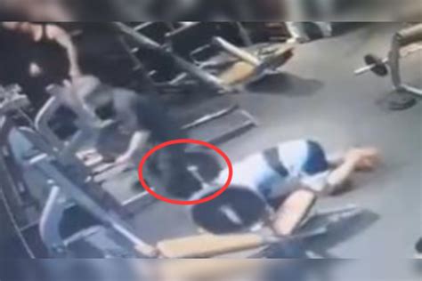 男子健身房举140斤杠铃重心不稳将人砸伤致其右脚骨折健身房回应