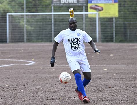Bilder vom Protest der Nacktfußballer gegen WM 2022