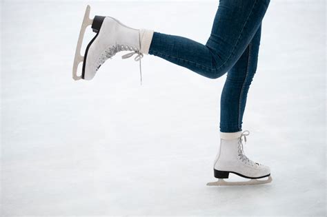 Vue Latérale Femme Patinage Sur Glace Photo Gratuite