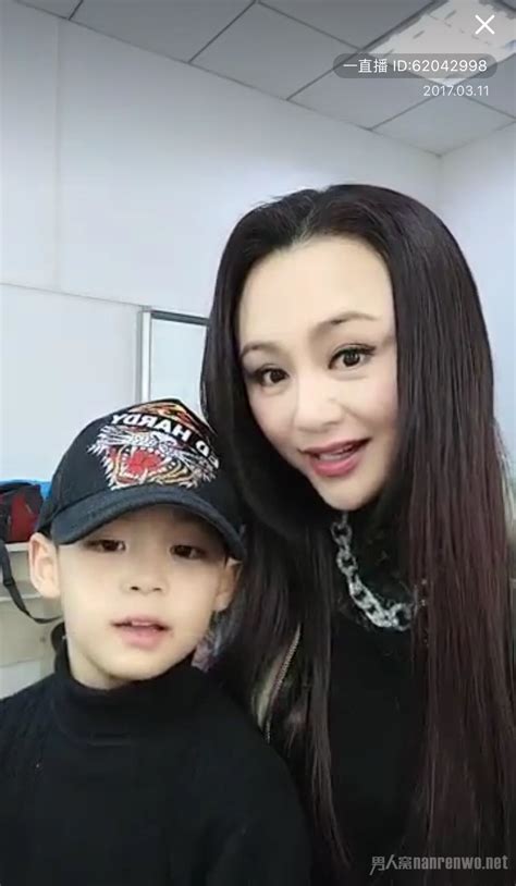 曹颖整容了吗？ 曹颖与儿子玩直播被疑变脸资讯 聚男网