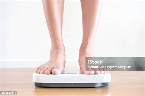 비늘 무게에 서 있는 남자의 다리 건강과 체중 감량의 개념 개념에 대한 스톡 사진 및 기타 이미지 개념 개념과 주제 과체중 Istock