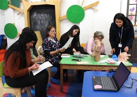 Estudiantes de enfermería capacitan en primeros auxilios a cuidadoras