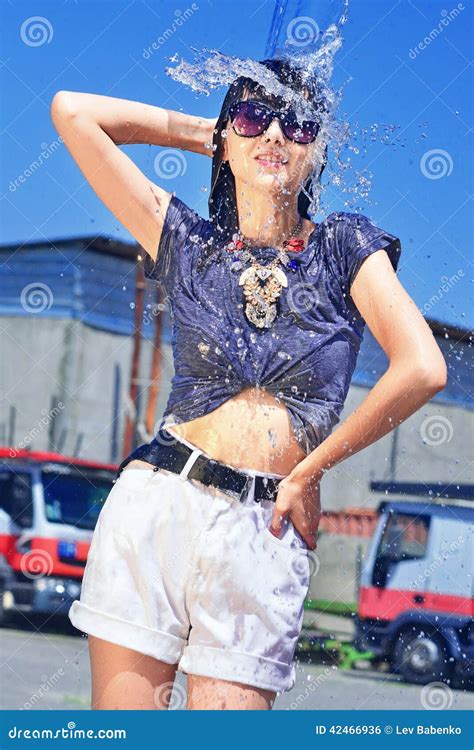 Donna Bagnata Sexy Adorabile Gocce Di Acqua Mani Su Pantaloncini