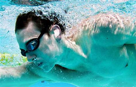 How To Keep Water Out Of Ears While Swimming Aquaticglee