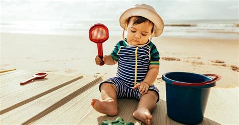 Как правильно одевать грудничка в жару Счастливые родители