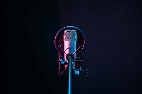복사 공간이있는 빈 녹음 스튜디오에서 마이크에 스튜디오 마이크와 팝 쉴드 음악 비즈니스 장비에 공연 및 쇼 마이크에 대한 스톡