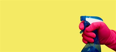 노란 배경에 분홍색 고무 장갑을 끼고 파란색 스프레이 병을 들고 있는 남성 손 노란색 배경에 대한 스톡 사진 및 기타 이미지