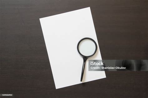 어두운 웬지 색상 나무 배경에 확대와 흰색 종이의 템플릿 0명에 대한 스톡 사진 및 기타 이미지 0명 개념 검색 Istock