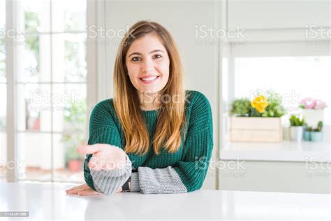 젊은 아름 다운 플러스 사이즈 여자 캐주얼 스트라이프 스웨터를 입고 쾌활 한 제공 손바닥 손 지원과 수용을 제공 합니다 개념에 대한 스톡 사진 및 기타 이미지 Istock