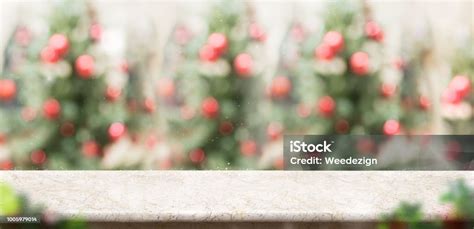 빈 크림 대리석 테이블 상단 추상 흐림 레드 크리스마스 트리 장식 볼과 눈이 디스플레이 또는 제품의 몽타주에 대 한 배너 모의