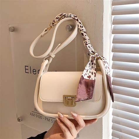 Модерна дамска чанта с метално закопчаване и декорация шал Badu Bg