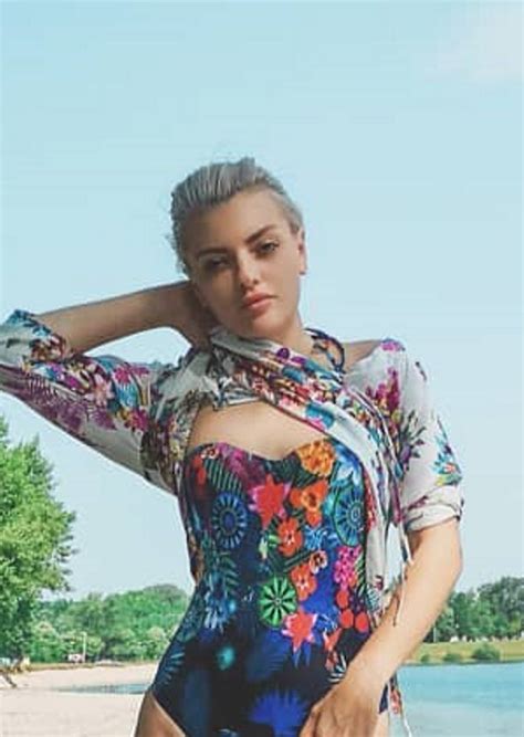 Ella Dvornik Pronašla Savršen Kupaći Kostim Malo Da Utegne Show