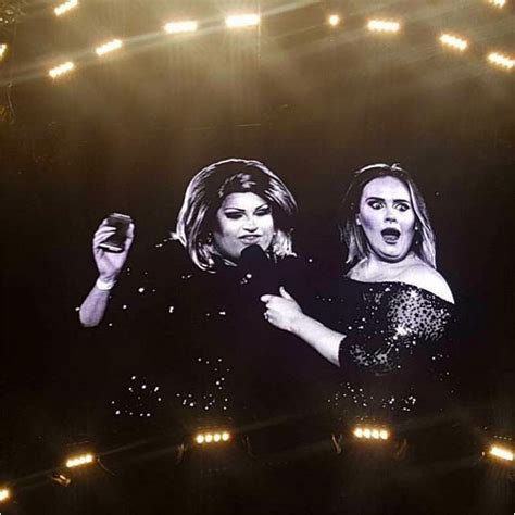 Adele Chama Drag Queen Montada Como Ela Para Palco Em Show Na Austrália Monet Música