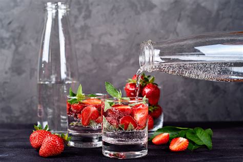 해독은 반짝이는 안경에 딸기와 민트와 물을 주입하고 나무 테이블 배경에 병 복사 공간 추운 여름 음료 미네랄 워터 0명에 대한 스톡 사진 및 기타 이미지 Istock