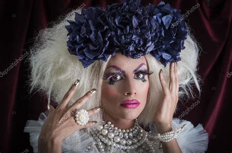 Drag Queen Con Un Maquillaje Espectacular Glamuroso Aspecto Basura