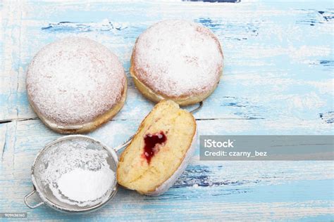 나무 배경에 전통적인 폴란드어 도넛입니다 맛 있는 도넛과 잼 가루 설탕에 대한 스톡 사진 및 기타 이미지 가루 설탕 가루로