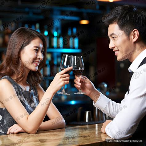 Ai创作图酒吧里一对情侣在喝交杯酒 昵图网