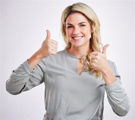 Portrait Pouce Levé Et Motivation Avec Une Femme Sur Fond Gris En