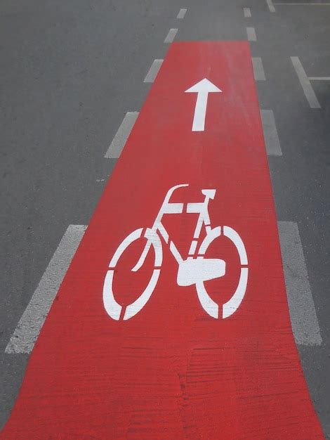 자전거 도로 선로 및 도로 표지판 프리미엄 사진