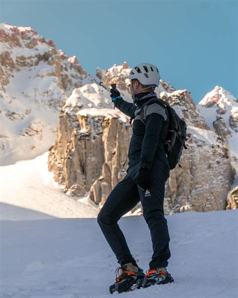 낮 동안 빙하 산을 오르는 사람 · 무료 스톡 사진