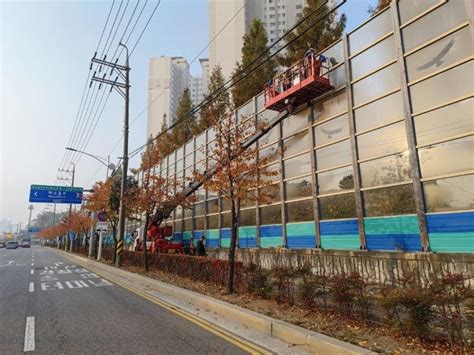 조류충돌 잇따른 인천 방음벽시민기부로 방지스티커 부착 한국경제