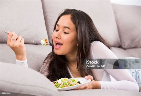 맛 있는 샐러드를 먹고 웃는 소녀 가득 찬에 대한 스톡 사진 및 기타 이미지 가득 찬 남쪽 명랑한 Istock