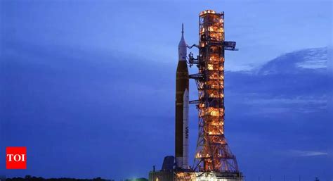 Nasa Nasas New Moon Rocket Tested By Hurricane Force Winds At Florida