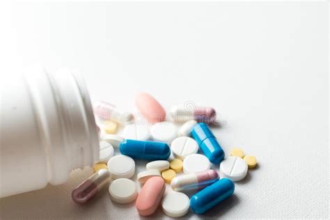 Geneeskundepillen Of Capsules Op Witte Achtergrond Met Exemplaarruimte