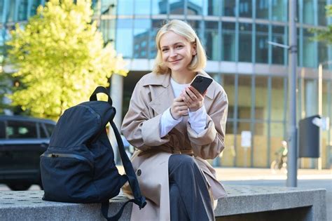 Free Photo Lifestyle Portrait Of Cute Blonde Girl With Smartphone