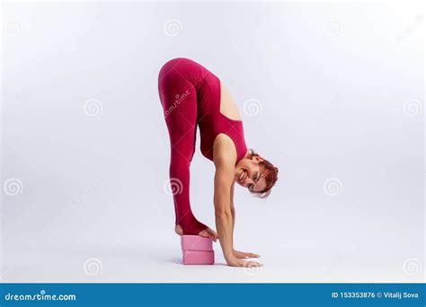 Opleiding Voor Zich Het Uitrekken En Yoga Stock Foto Image Of Stelt