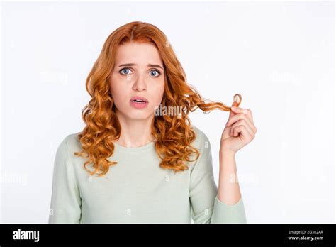 Foto Retrato De Chica De Pelo Rojo En Traje Casual Disgustado Con Pelo