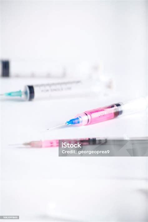 白色背景下的疫苗和藥片注射器 醫療注射藥用塑膠加針疫苗接種設備液體藥物或麻醉劑醫院的醫療保健圖片僅供參考 照片檔及更多 健保和醫療 照片