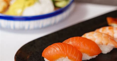 맛있는 새우 수직 쐈어 스시 식사 아시아 음식 연어 일본 요리 일본 음식 전통 음식 초밥 해산물 흑판에 관한 무료 스톡 사진