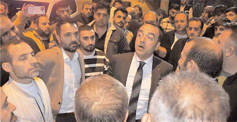 Esenler de CHP ve AK Parti Arasında Bayrak Krizi Yaşandı