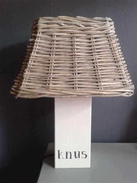 Een Blok Hout Op Maat Gezaagd Eerst Met Een Speciale Boor Een Breed Gat Onderin Gemaakt Daar