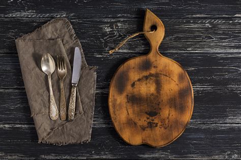 도 마 보드는 소박한 검은색 숟가락 포크와 칼 린 넨 냅킨에 비어 있습니다 텍스트를 위한 공간입니다 갈색에 대한 스톡 사진 및 기타 이미지 Istock