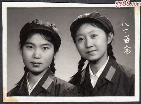 美女军人合影 老照片 包袱斋7788收藏 收藏热线