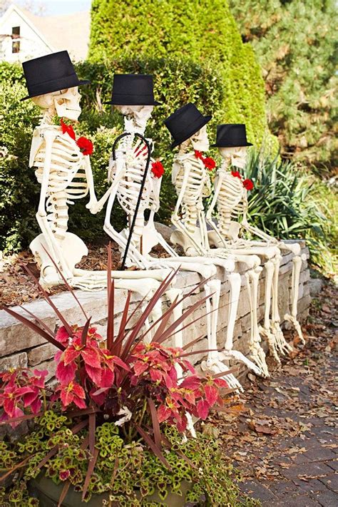 19 Of The Most Hilarious Skeleton Set Ups You Have To See For Halloween