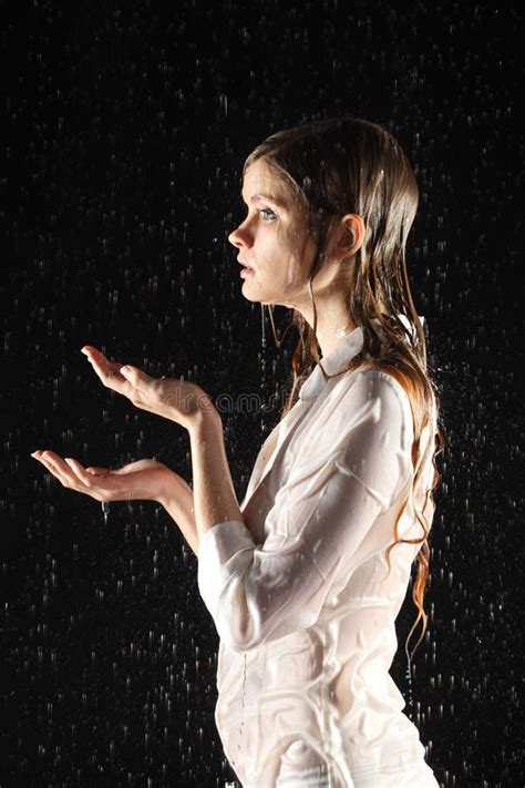 Posa Sexy Bagnata Della Ragazza Acqua Della Cattura Immagine Stock Immagine Di Europeo
