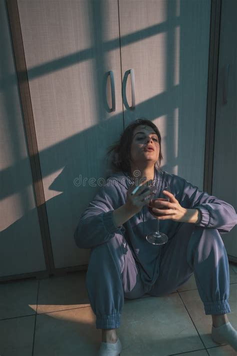 Mujer Desesperada Fumando Y Bebiendo Vino Foto De Archivo Imagen De